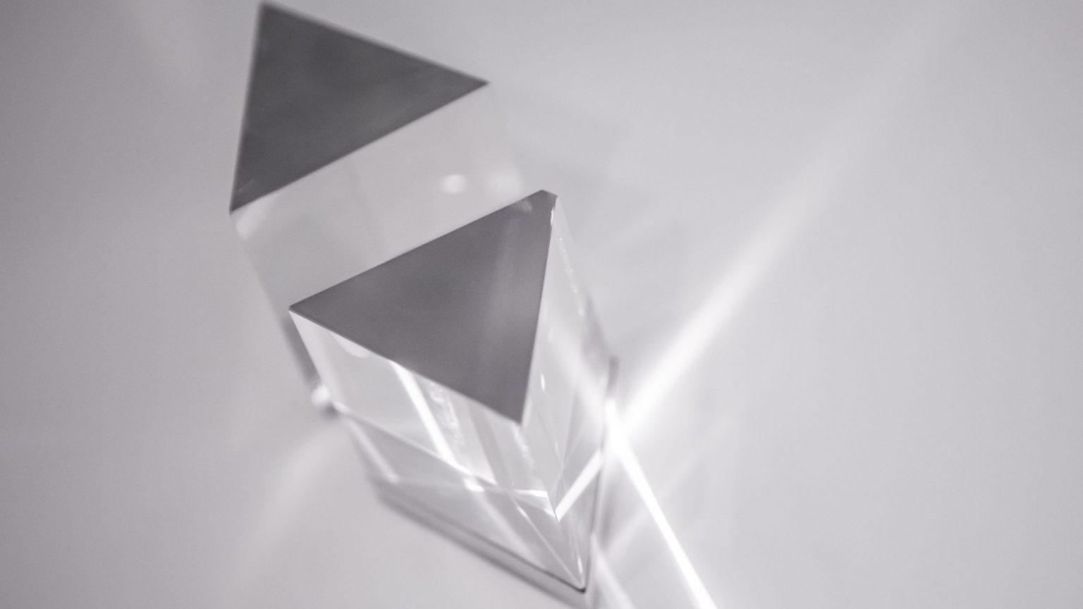 Right Angle Prism: How It Works and What Uses It Has